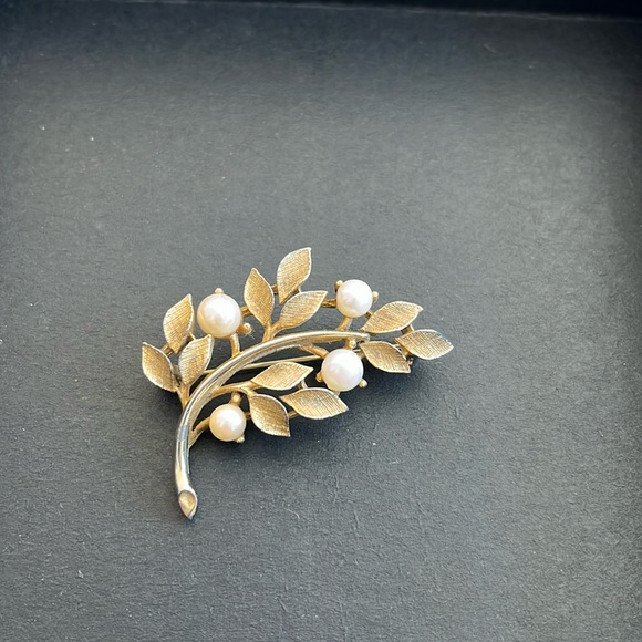 lisner | Jewelry | Vintage Lisner Leaf And Pearl Brooch | Poshmark